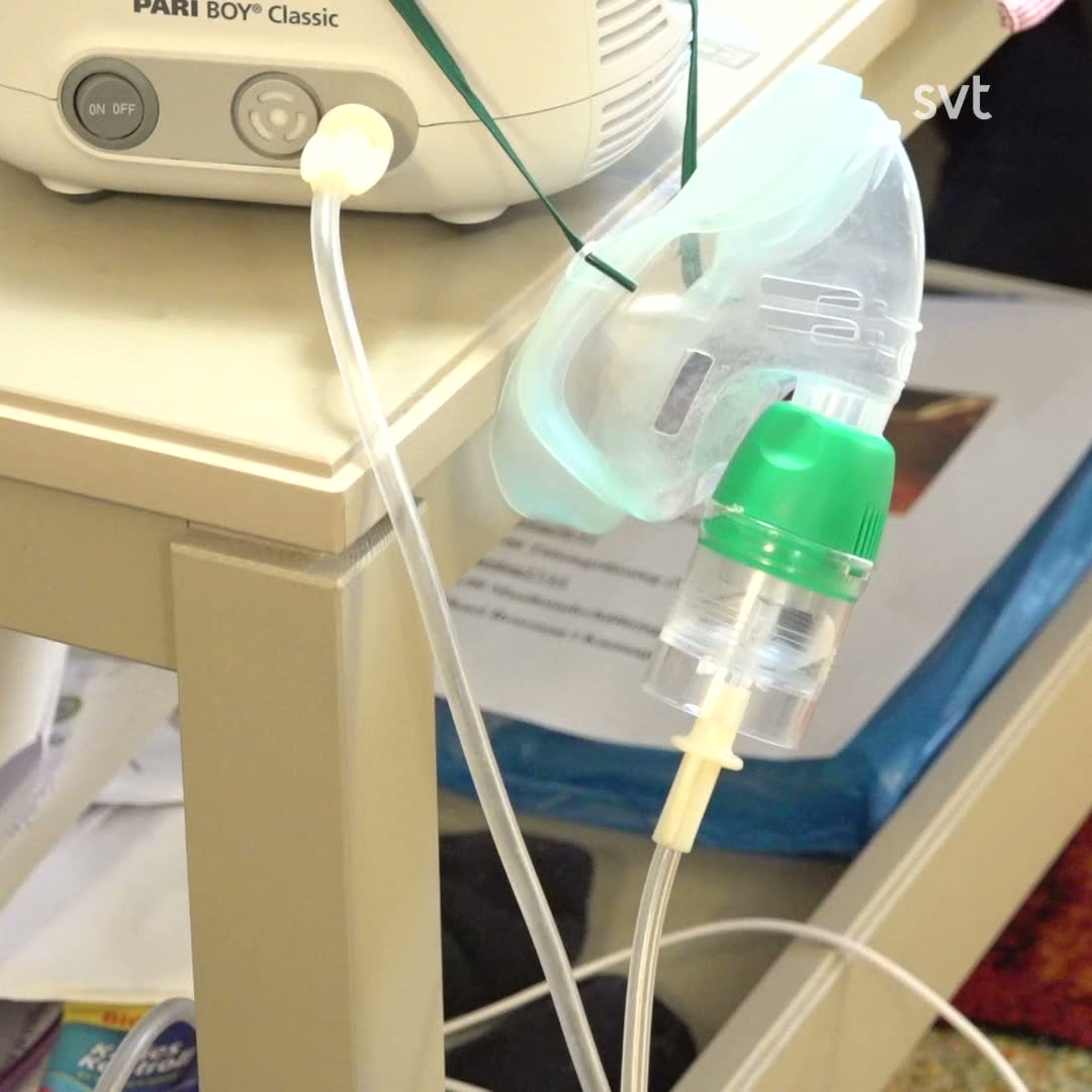 Ambulans attackerades med fyrverkerier – under larm | SVT Nyheter